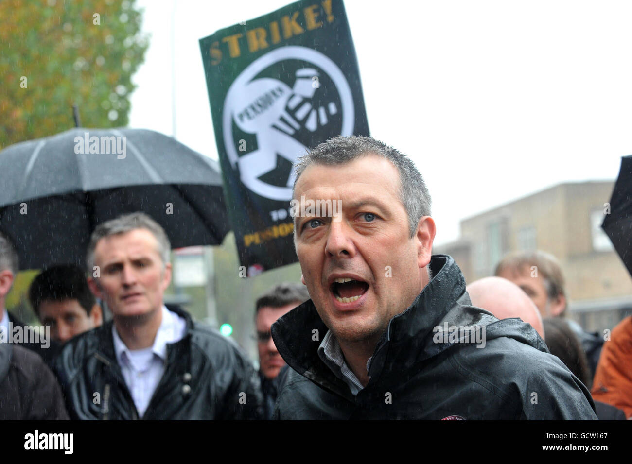 NUJ General Secretary Jeremy Dear addresses striking journalists on the ...