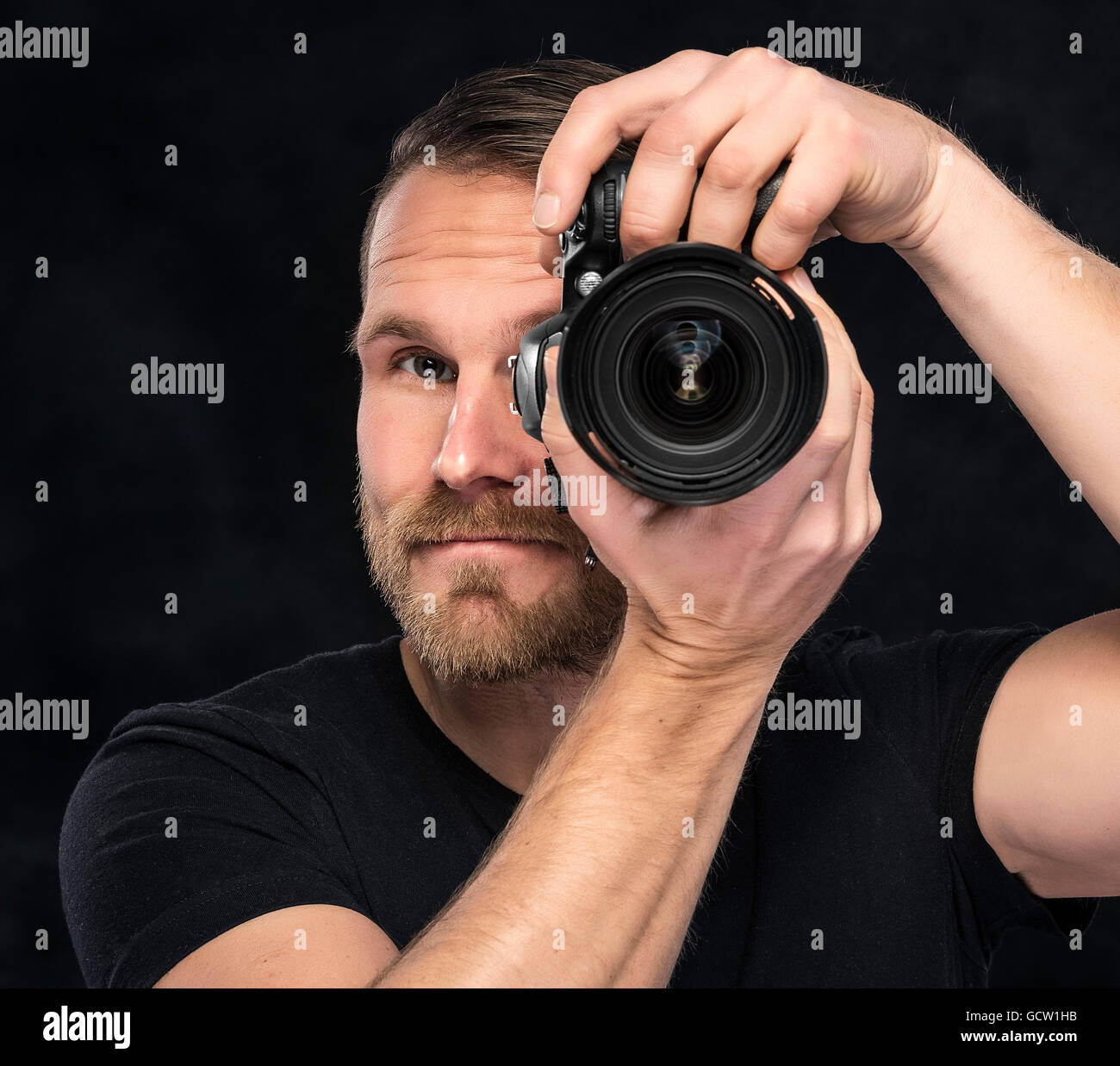 Photographer man with camera on darck background Stock Photo - Alamy