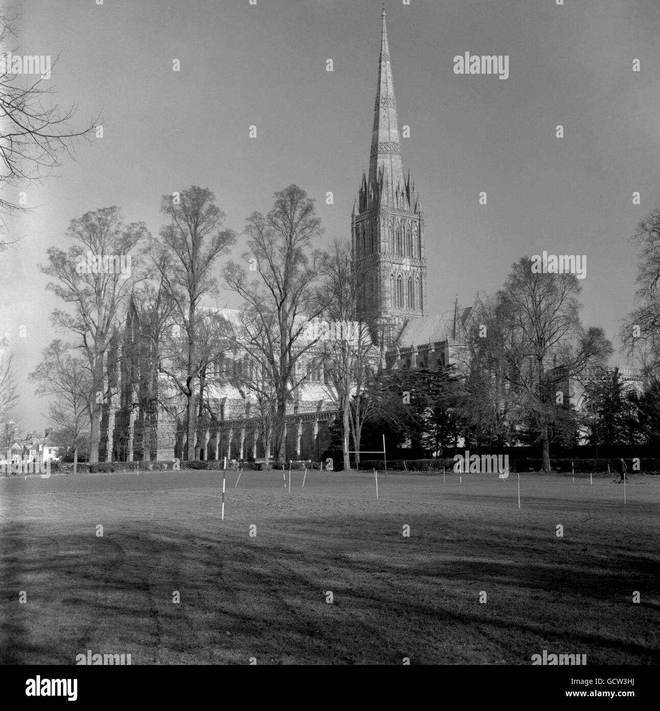 The 600 year old spire of salisbury cathedral hi-res stock photography ...