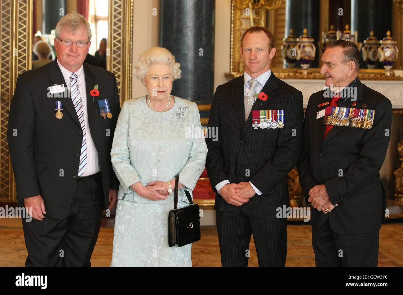 Queen Elizabeth II meets Australian Victoria Cross and George Cross ...