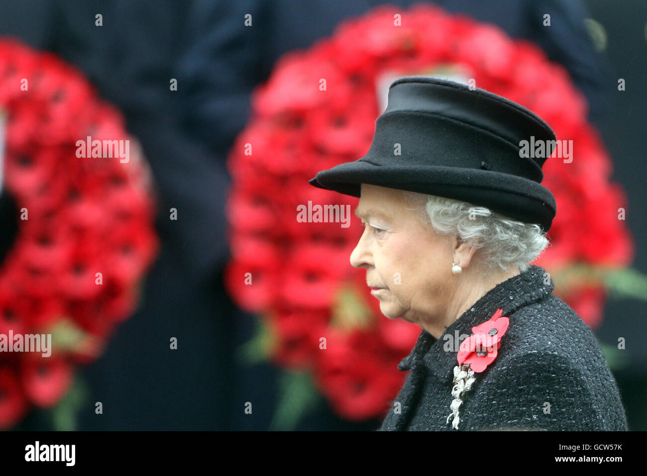 Queen elizabeth ii at the remembrance ceremony at whitehall hi-res ...