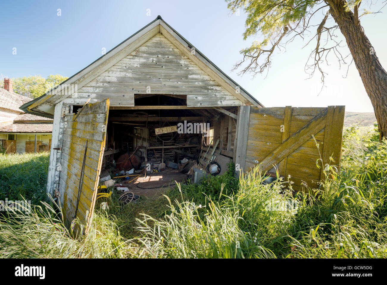 Abandoned garage hi-res stock photography and images - Alamy