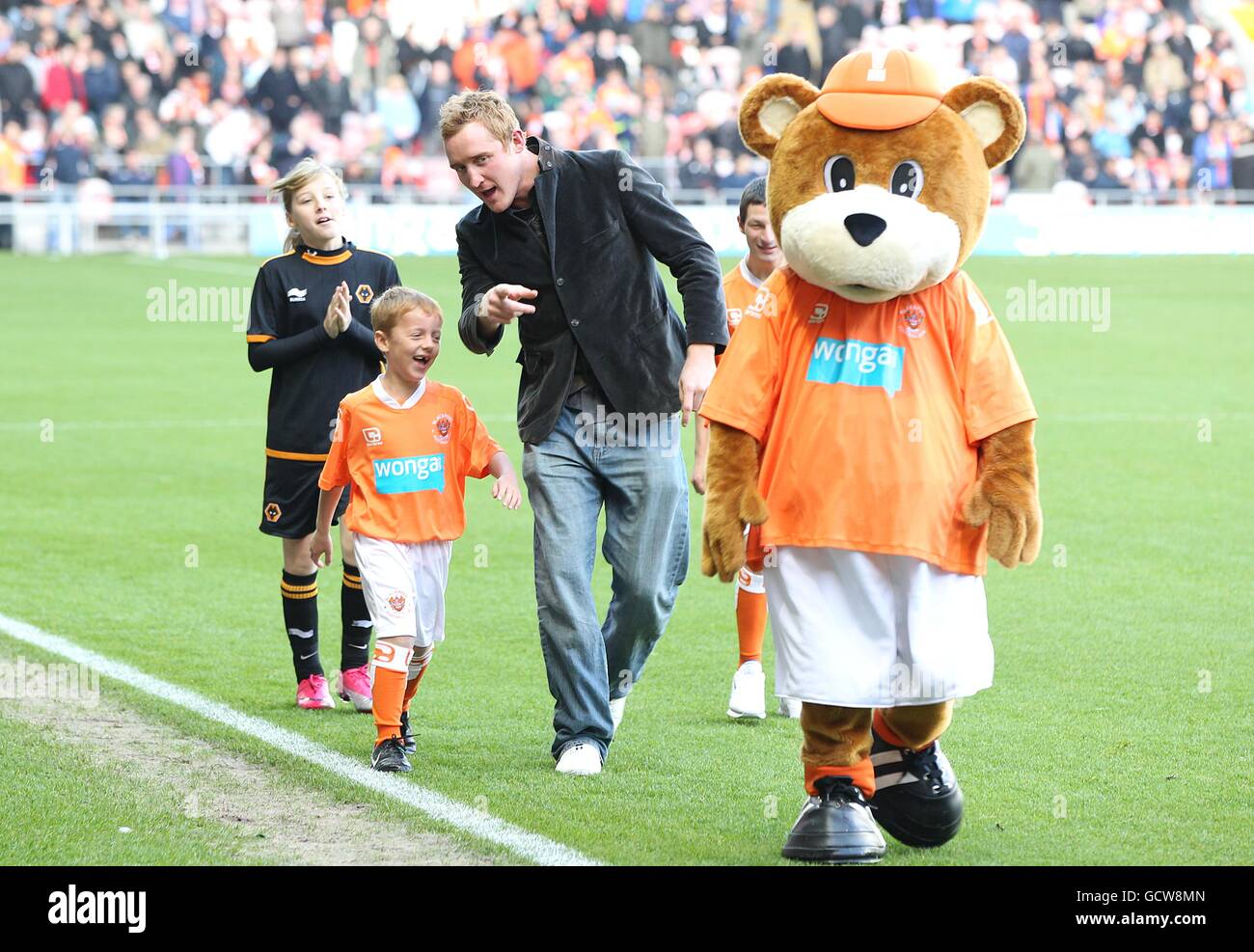 Wolverhampton wanderers mascots hi-res stock photography and images - Alamy