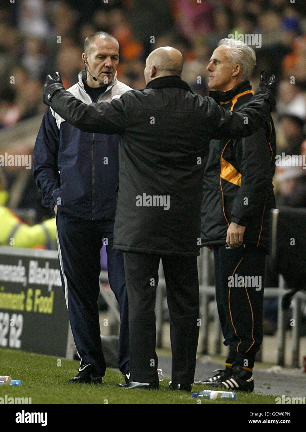 Wolverhampton Wanderers manager Mick McCarthy (right) on the touchline ...