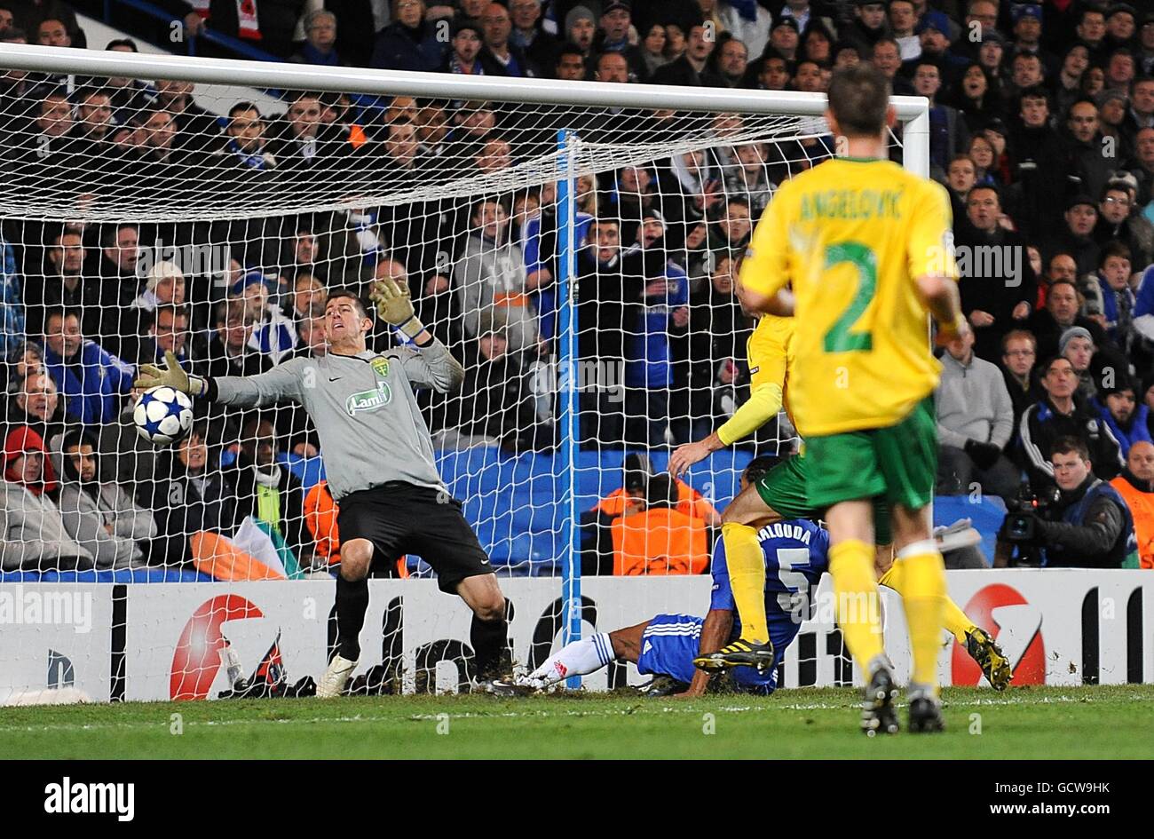 Chelseas florent malouda scores winning goal hi-res stock photography ...