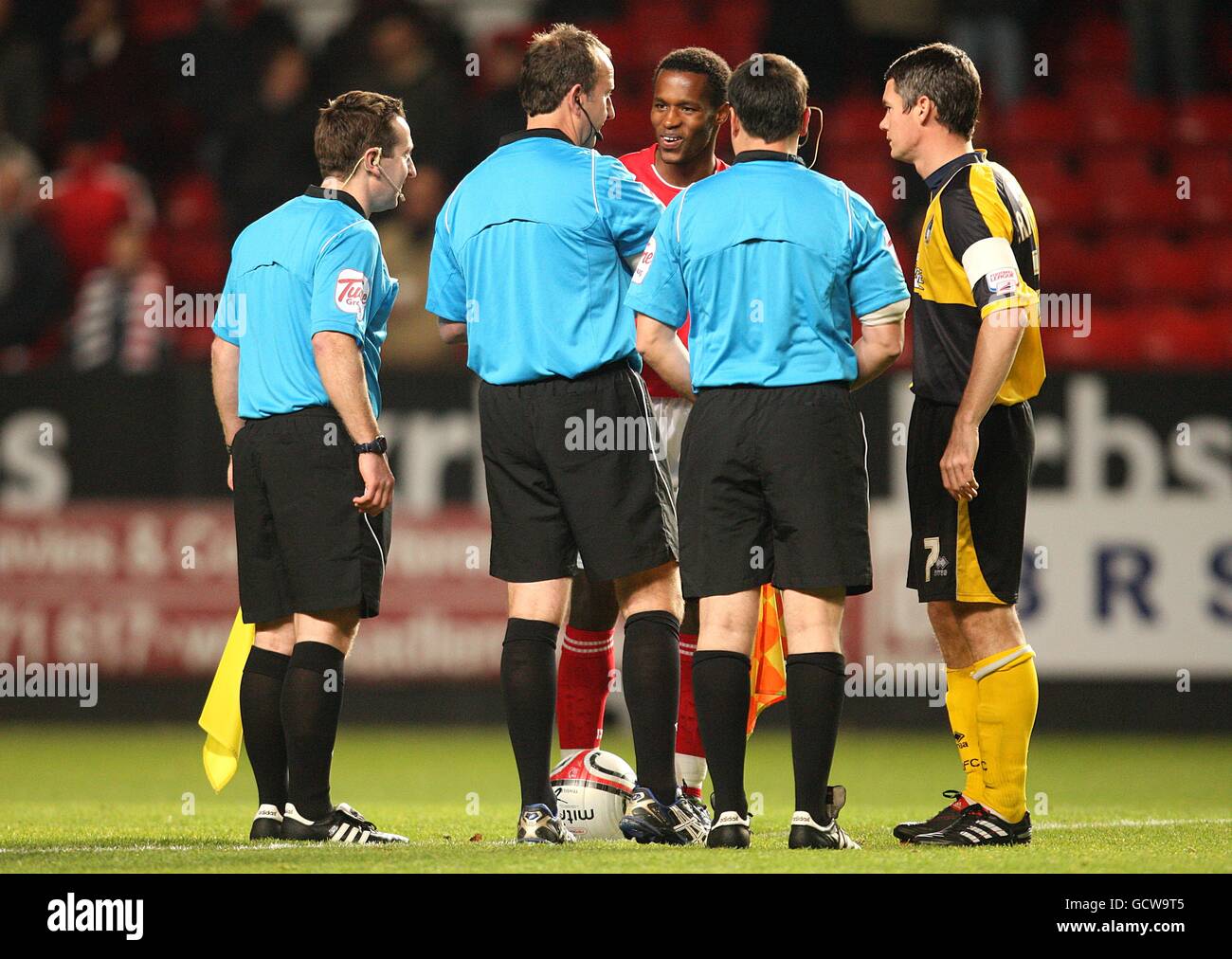 Referee mick russell hi-res stock photography and images - Alamy
