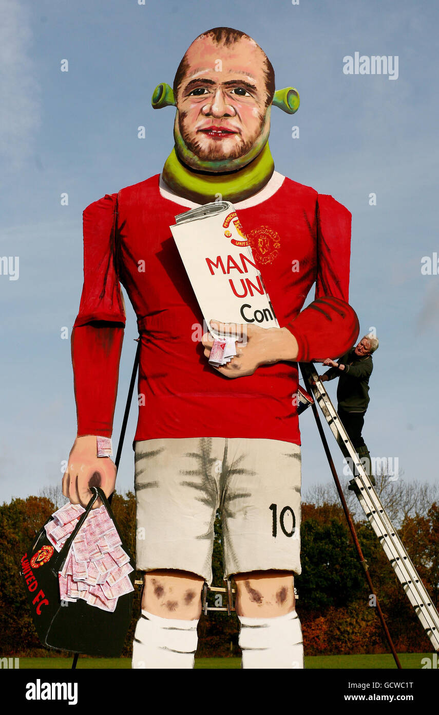 Artist Frank Shepherd puts the final touches to the Edenbridge ...