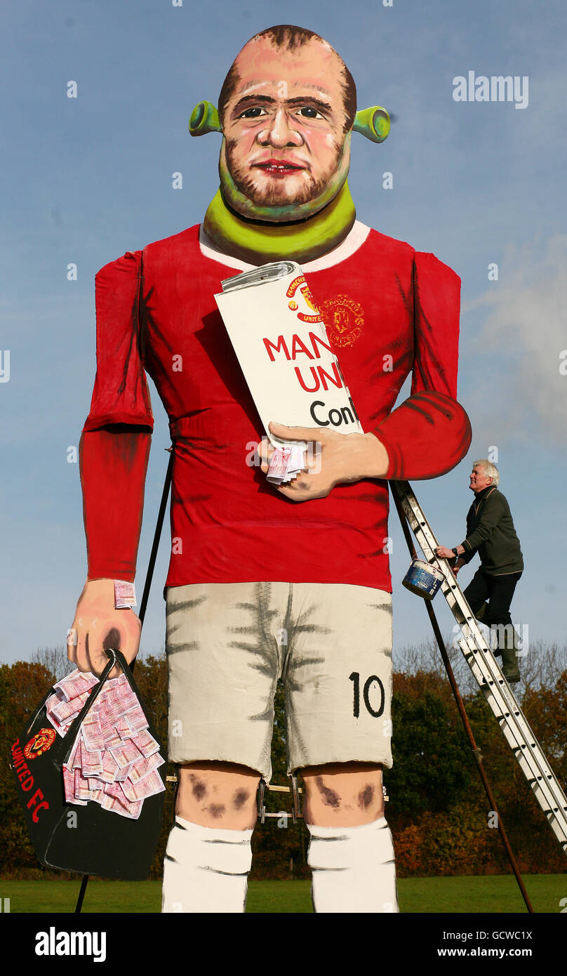 Artist Frank Shepherd puts the final touches to the Edenbridge ...