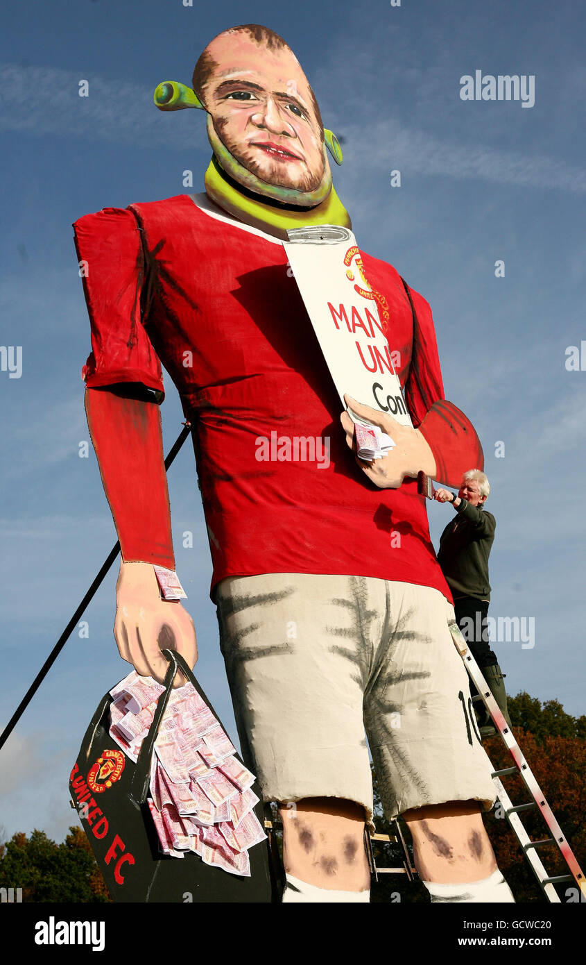 Artist Frank Shepherd puts the final touches to the Edenbridge ...