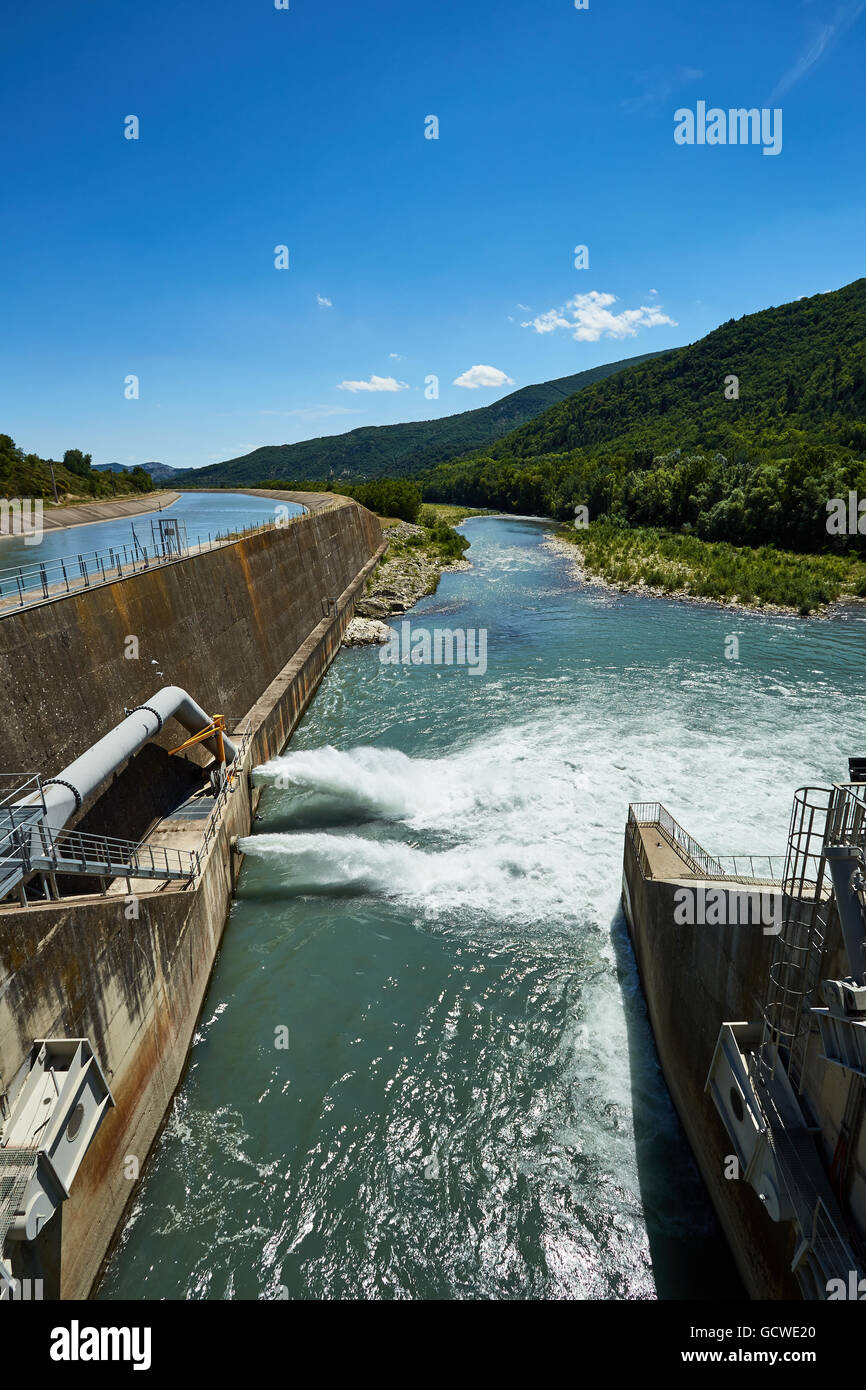 Hydroelectric dam and water drain hi-res stock photography and images ...