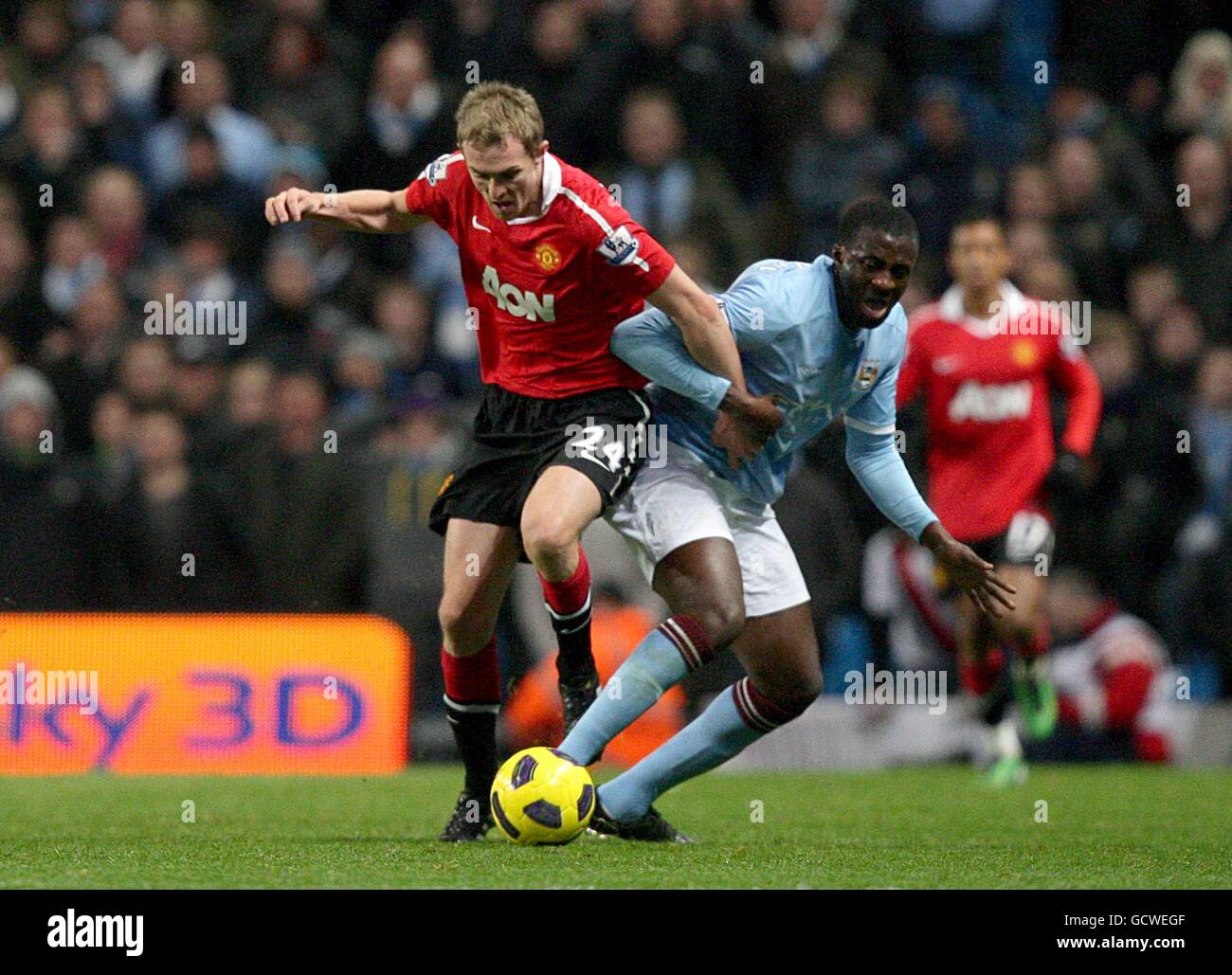 Manchester united's darren fletcher (left) and manchester city's ...