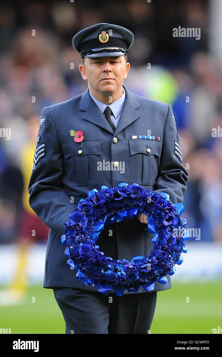 A member of the Royal Air Force hold a blue poppy wreath Stock Photo ...