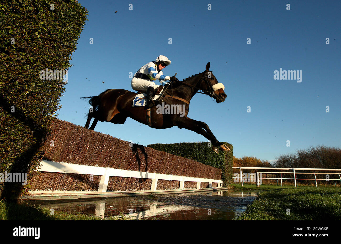 Leicester racecourse jumps hi-res stock photography and images - Alamy