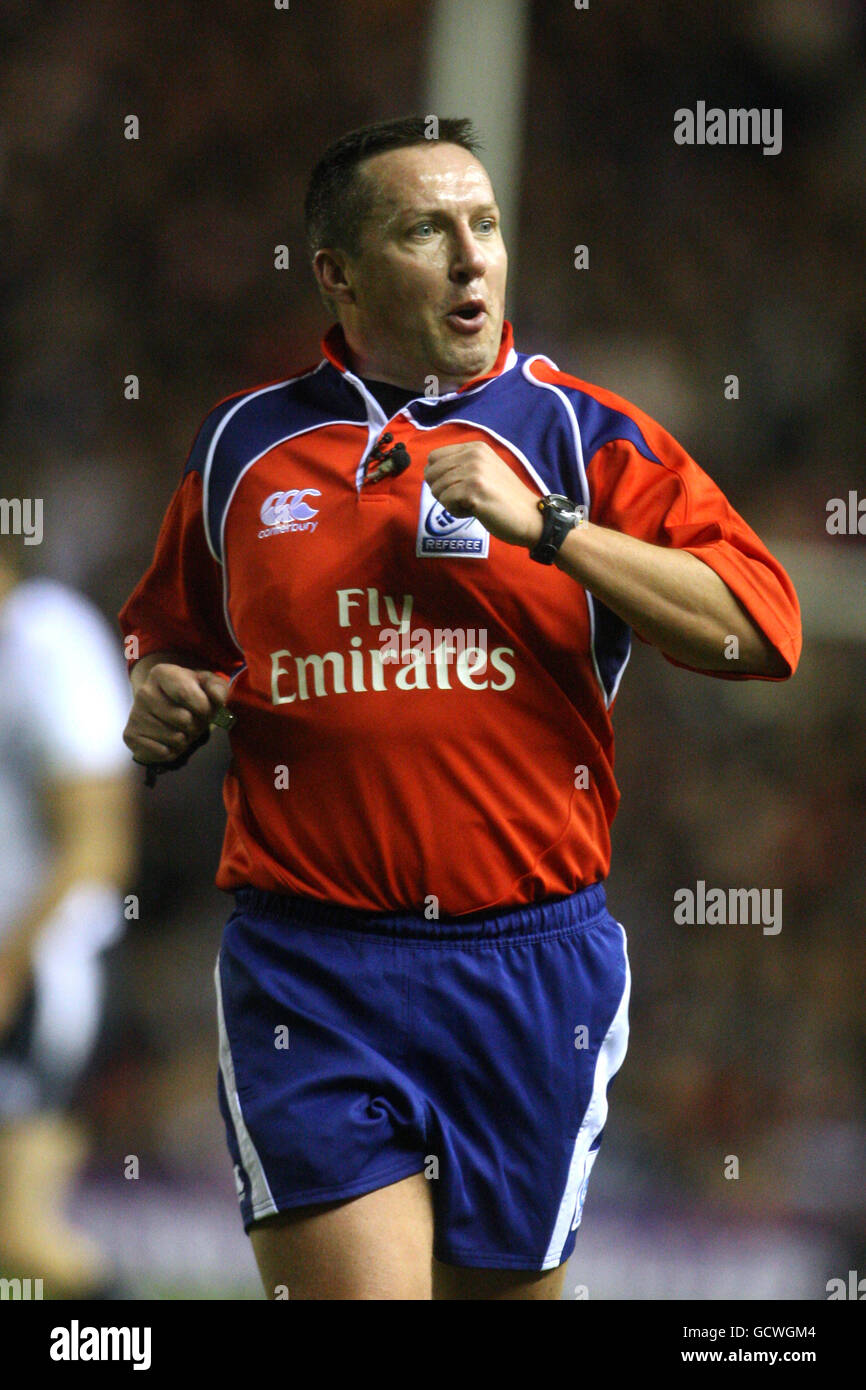 Match referee dave pearson hi-res stock photography and images - Alamy