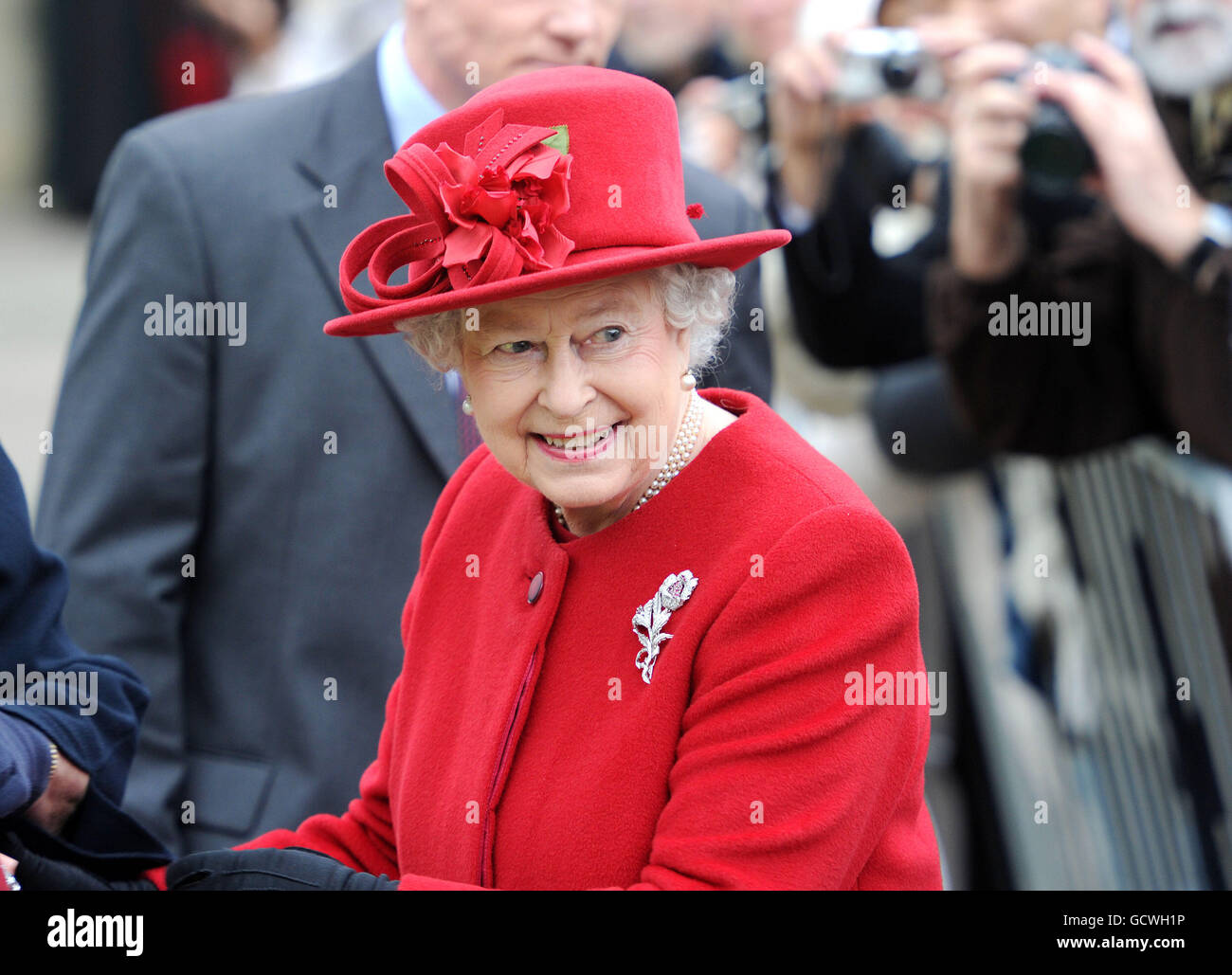 Queen Elizabeth II meets the public as she leaves Sheffield Cathedral ...