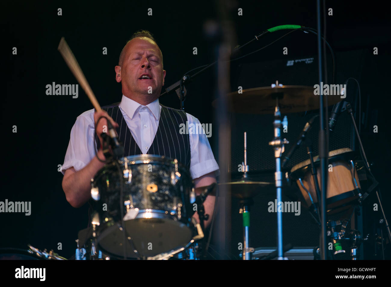 Squeeze on stage hi-res stock photography and images - Alamy