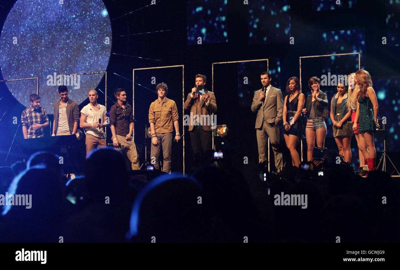 T4 presenters Rick Edwards (centre left) and Steve Jones (centre right ...