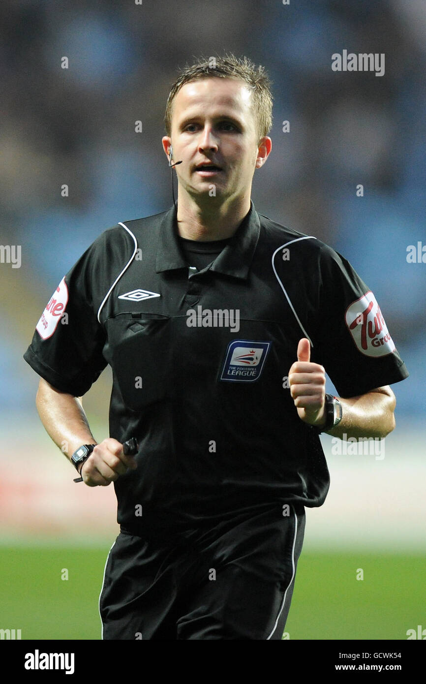 David webb referee hi-res stock photography and images - Alamy