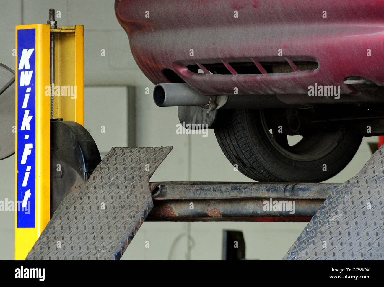 Kwik fit sign hi-res stock photography and images - Alamy