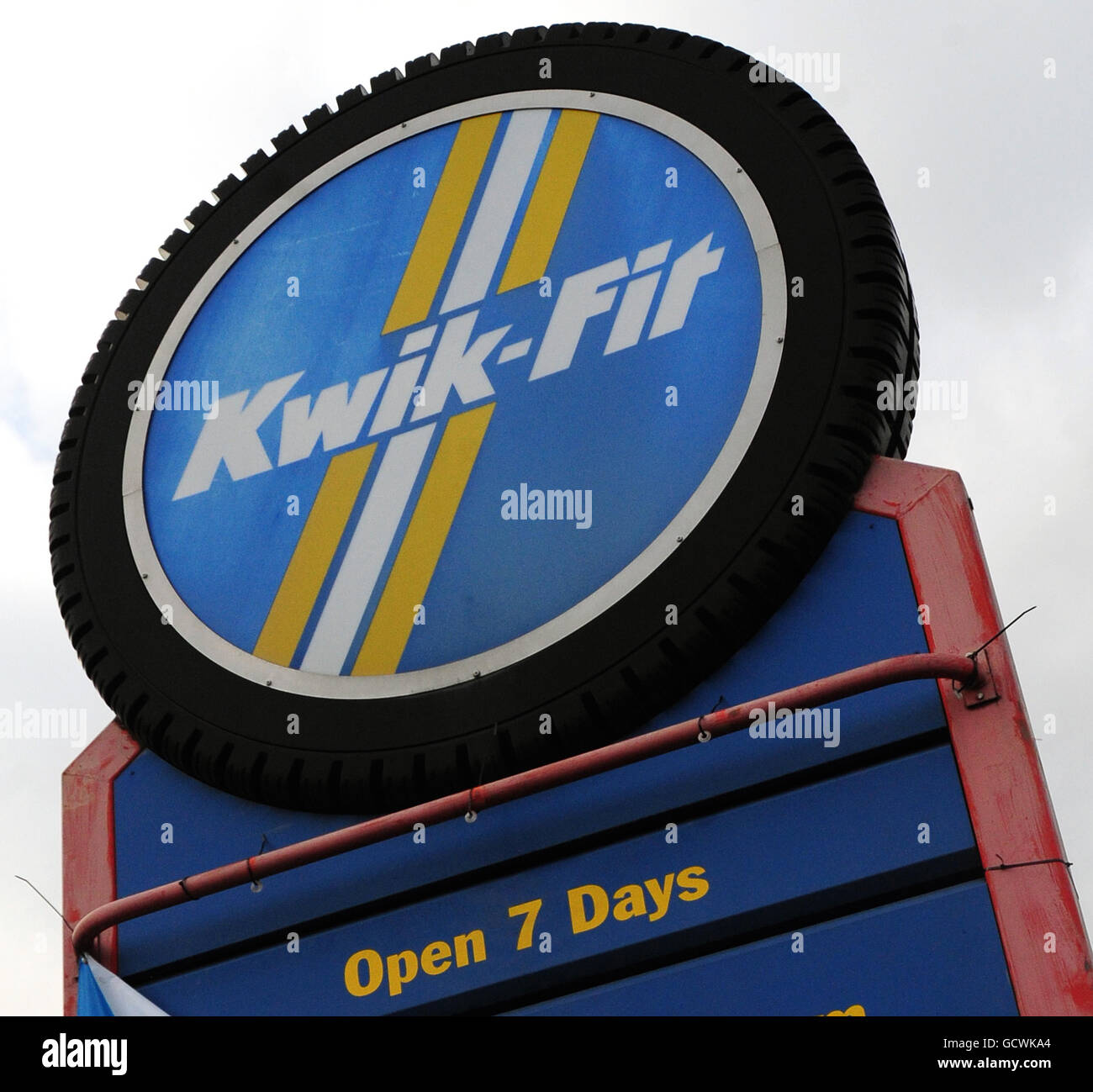 Kwik-Fit sign at Woodville Derbyshire Stock Photo - Alamy