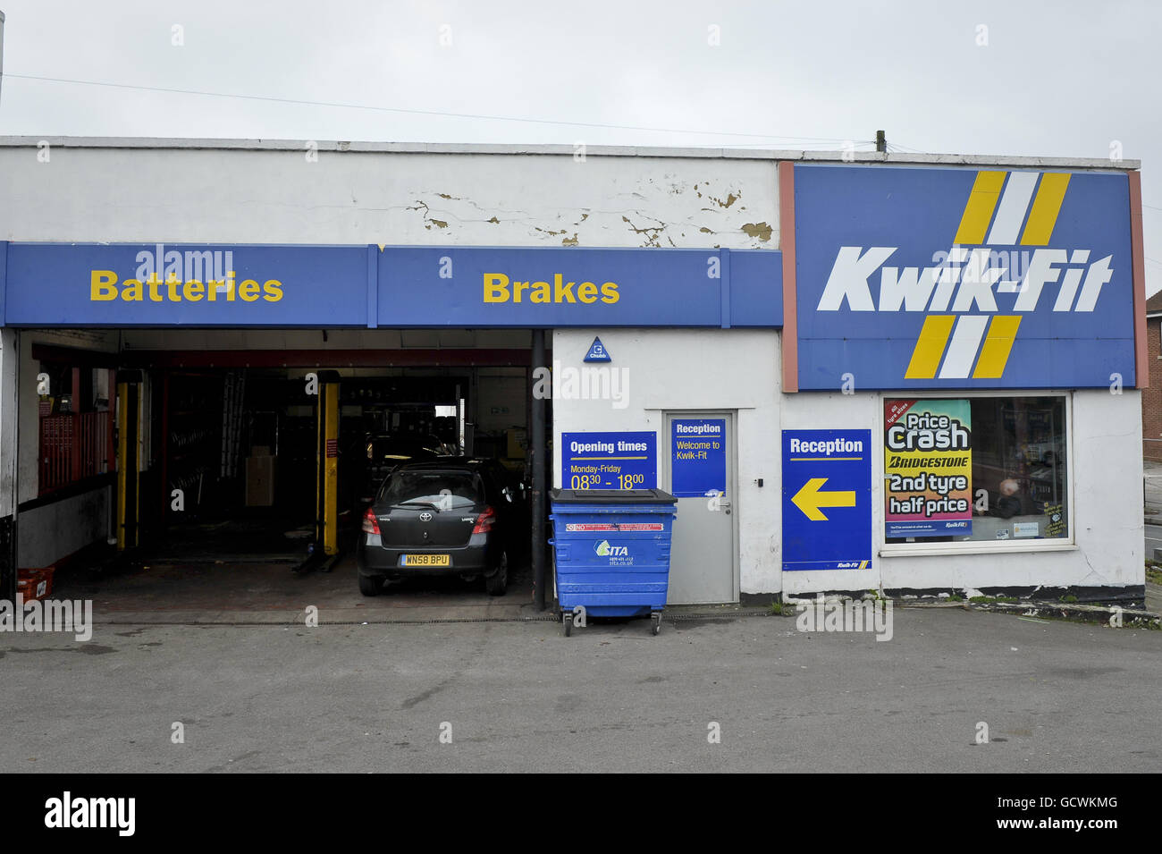 Stock - Kwik-Fit Garage Stock Photo - Alamy