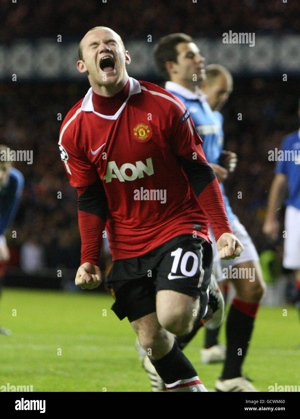 Manchester United's Wayne Rooney celebrates scoring the winning goal ...