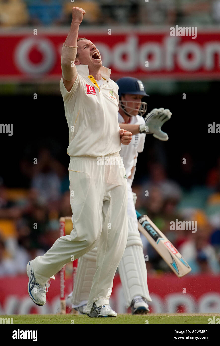 Australia's Peter Siddle celebrates the wicket of England's Graeme ...