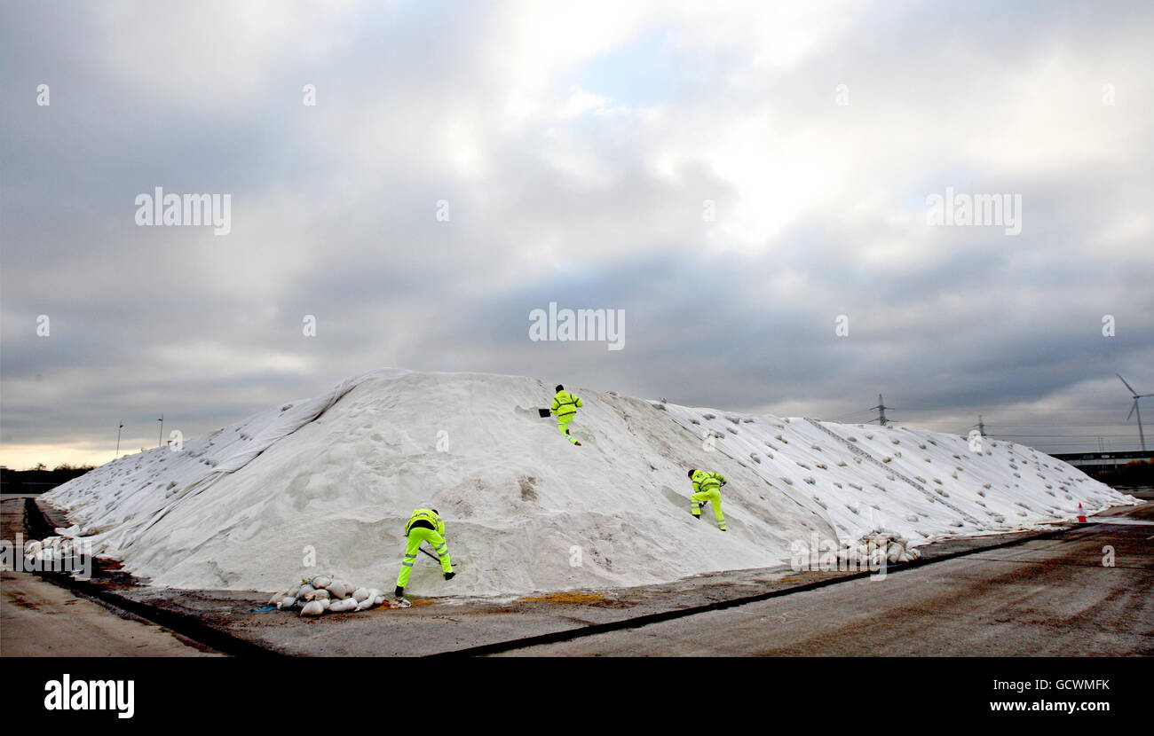 Workmen from contractors Ringway Jacobs and London Streets work on a 2 ...