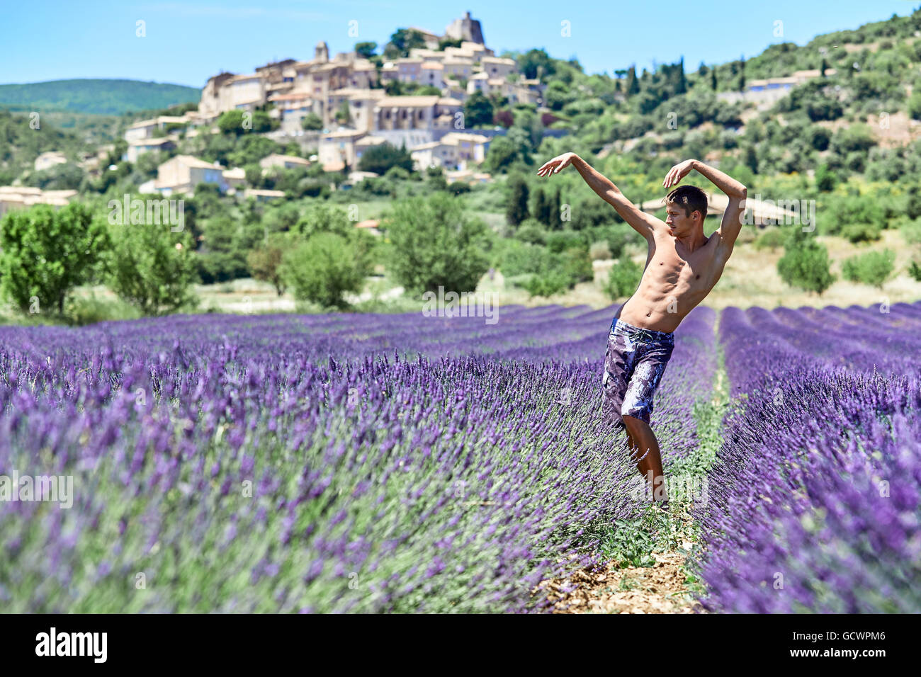 Model in lavender field hi-res stock photography and images - Alamy