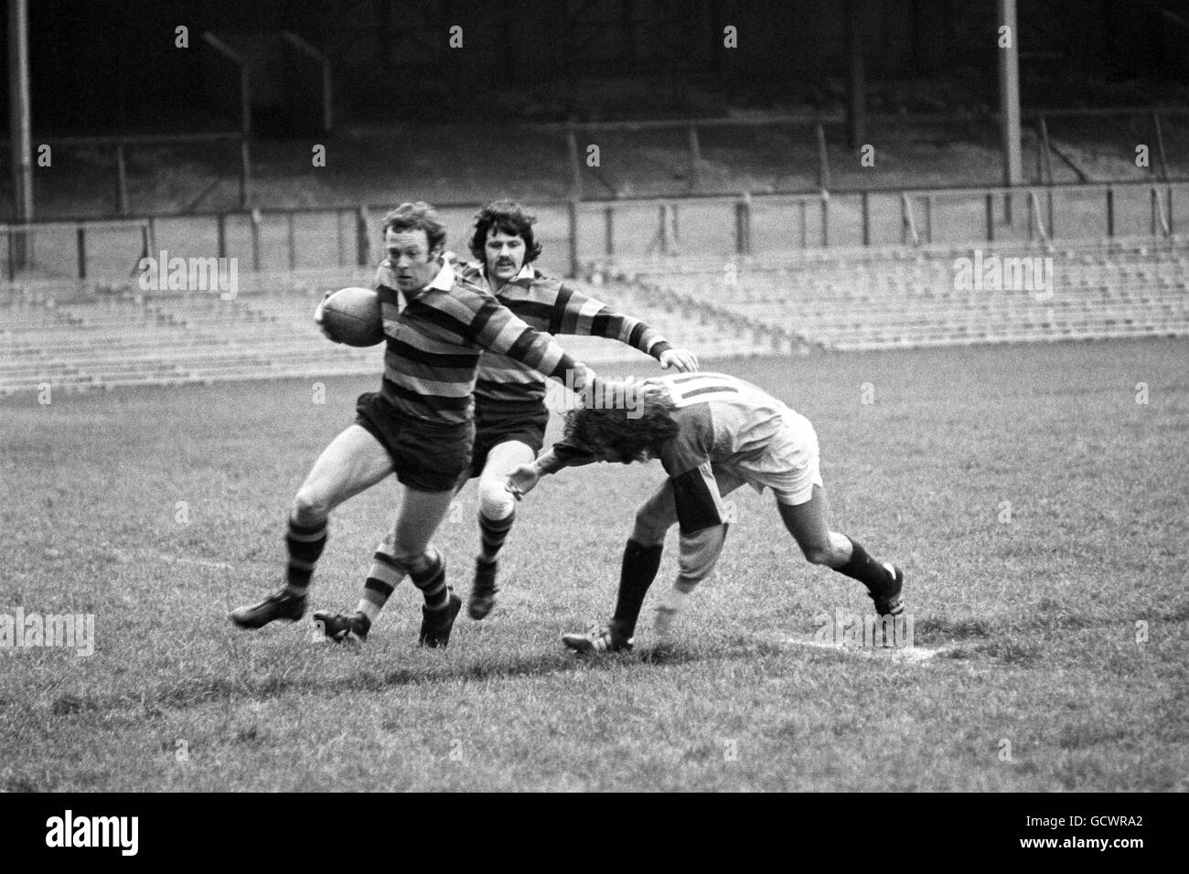 Stuart Maxwell, Richmond winger, supported by his full back Dave Whibly ...