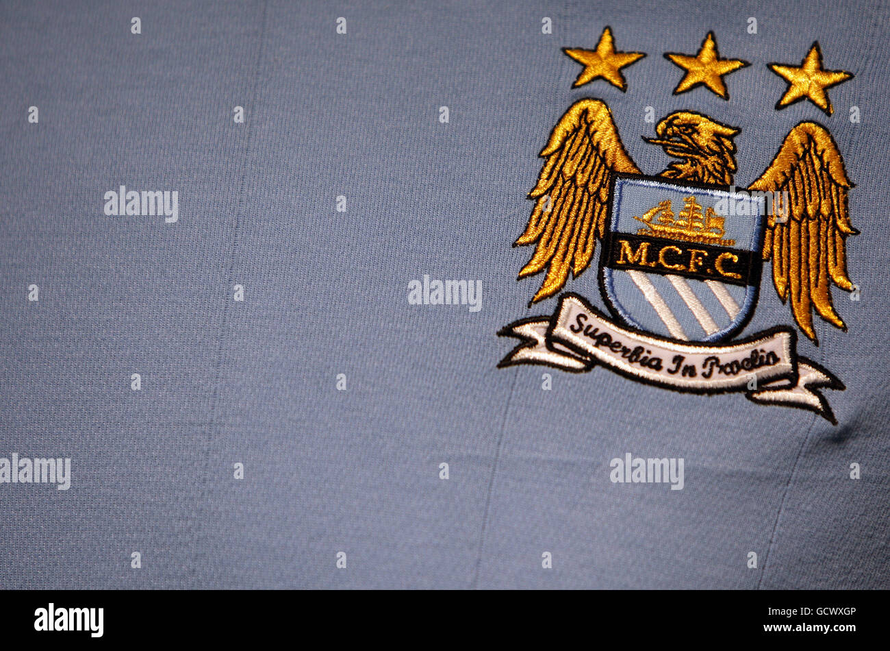 Manchester city logo shirt hi-res stock photography and images - Alamy