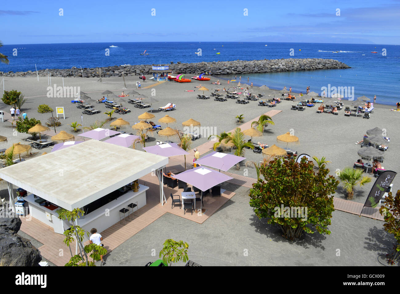 Tourists on the beach enjoying the sun Stock Photo - Alamy