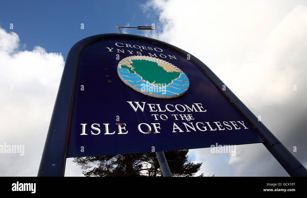 Welcome to Anglesey sign at Menai Bridge, Anglesey Stock Photo - Alamy