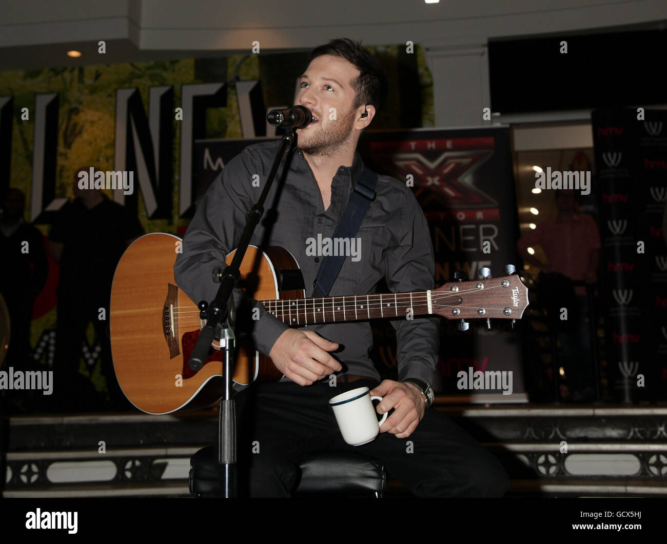 Showbiz xfactor half length mid performs guitar microphone mangkb hi ...