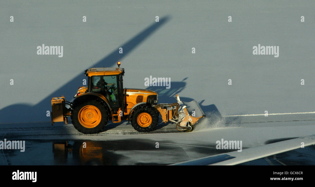 News weather snow heathrow hi-res stock photography and images - Alamy