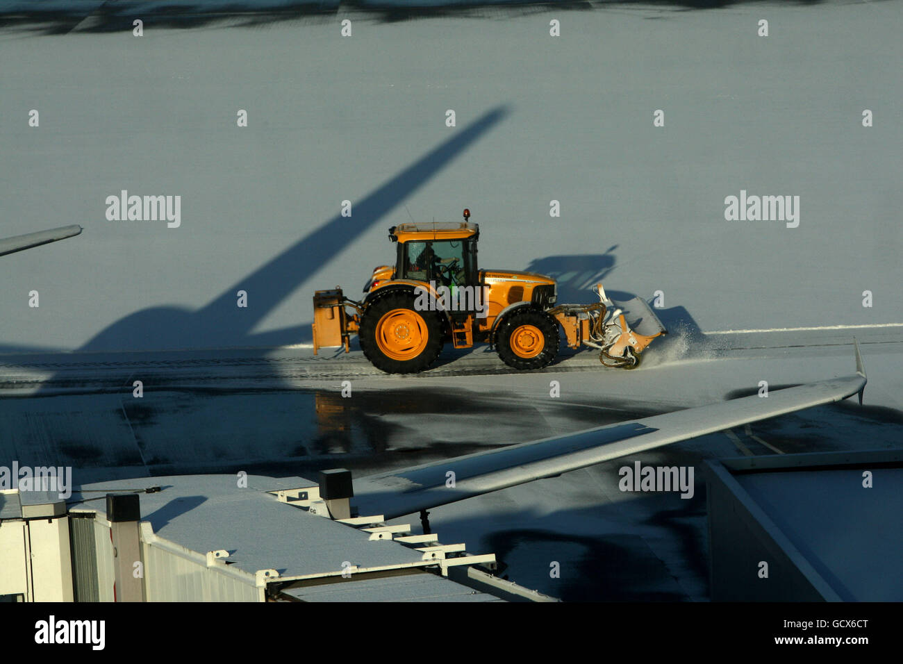 News weather snow heathrow hi-res stock photography and images - Alamy