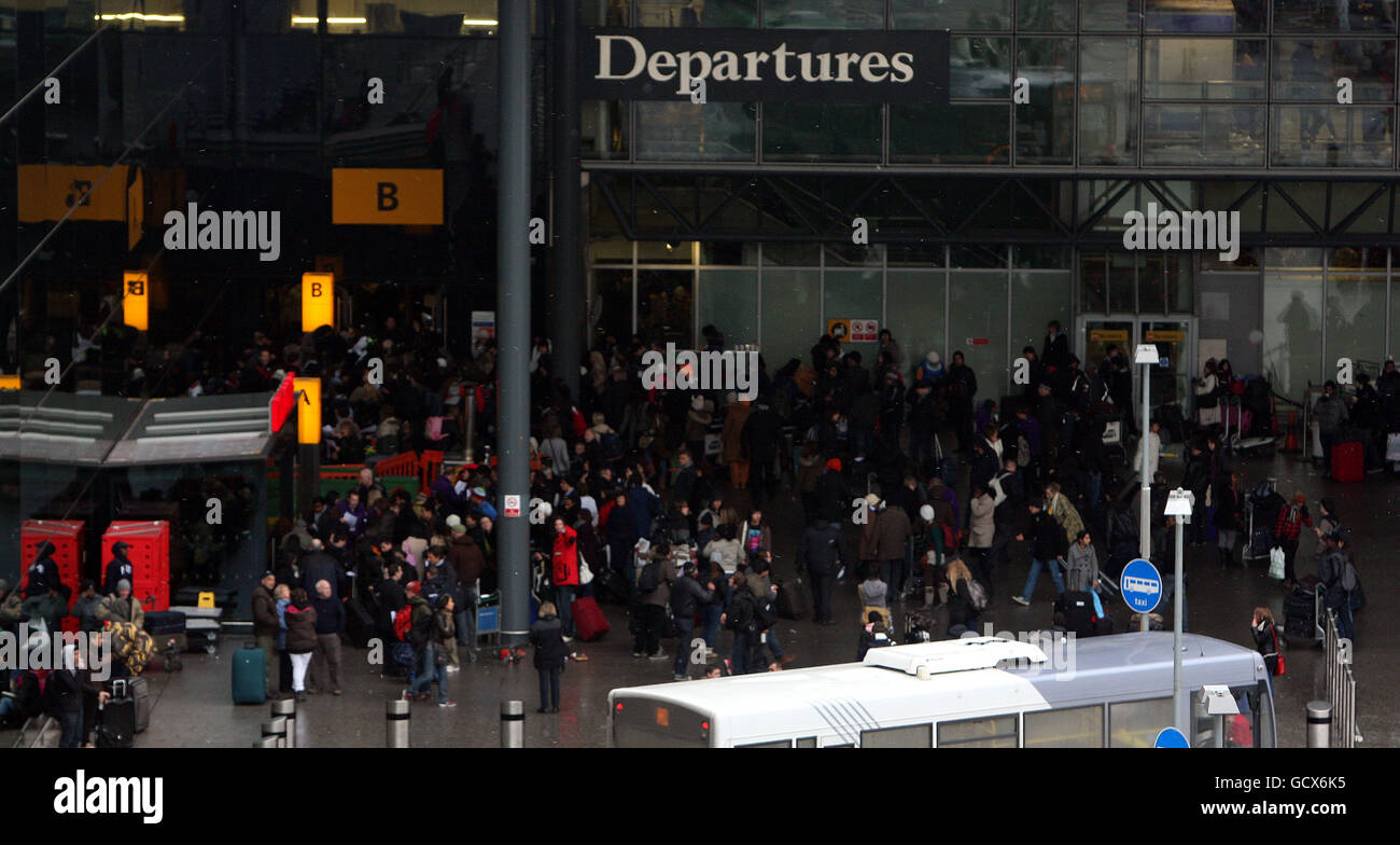 Passengers wait outside terminal 3 heathrow airport hi-res stock ...