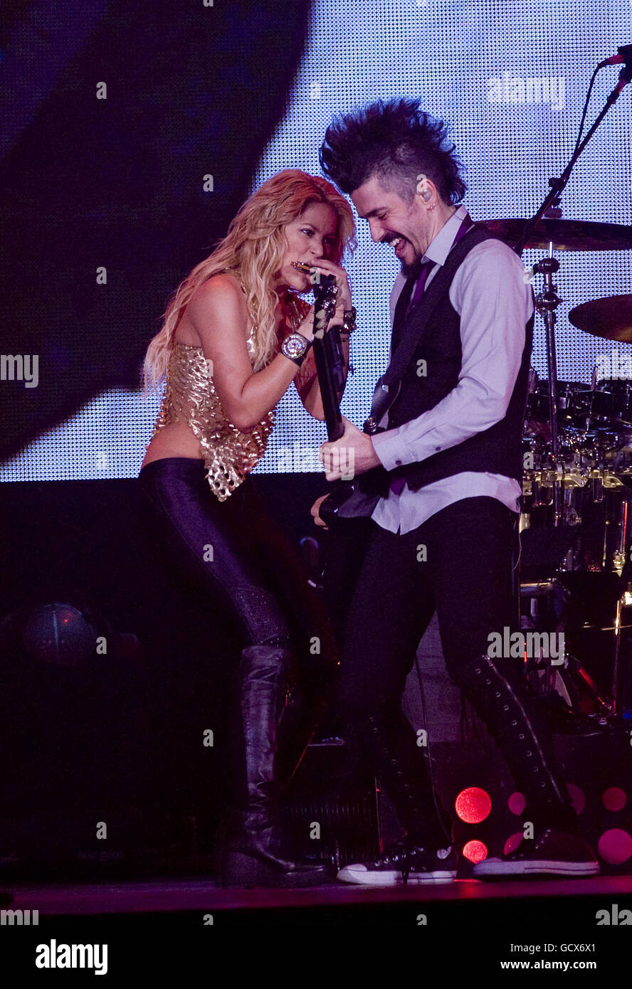 Shakira stage hi-res stock photography and images - Alamy