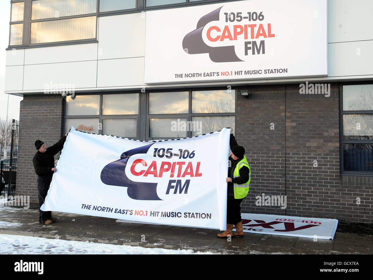 RETRANSMISSION amending picture date. Workmen get ready to erect the ...