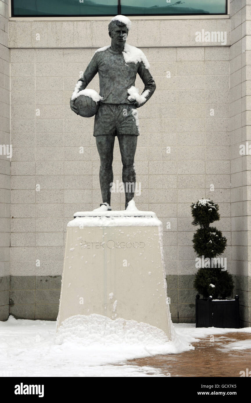 A statue of chelseas peter osgood at stamford bridge hi-res stock ...
