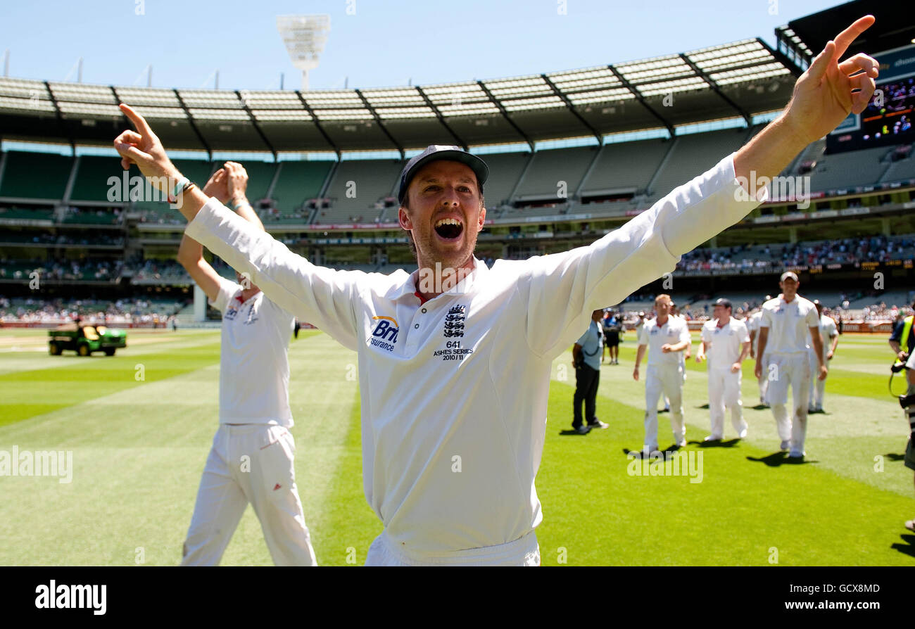 England's Graeme Swann celebrates winning the fourth test at Melbourne ...