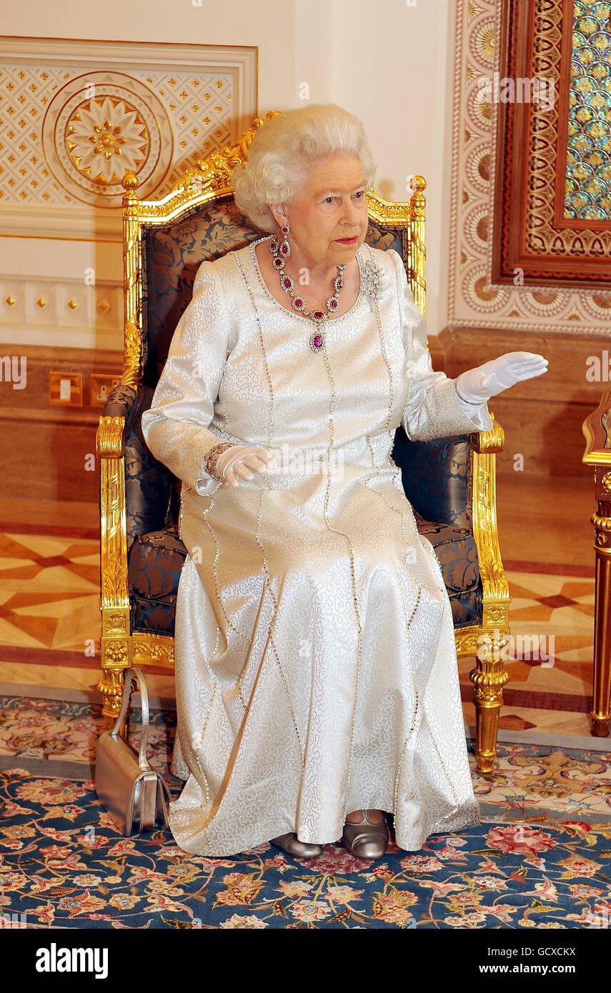 Queen elizabeth ii with the sultan of oman hi-res stock photography and ...