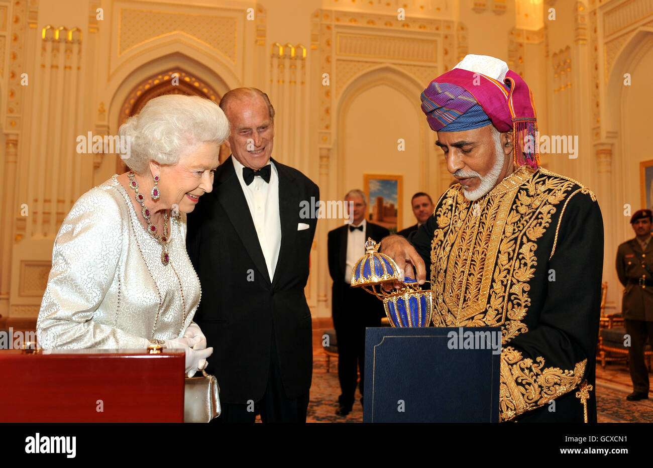 Queen elizabeth ii is delighted as the sultan of oman hi-res stock ...