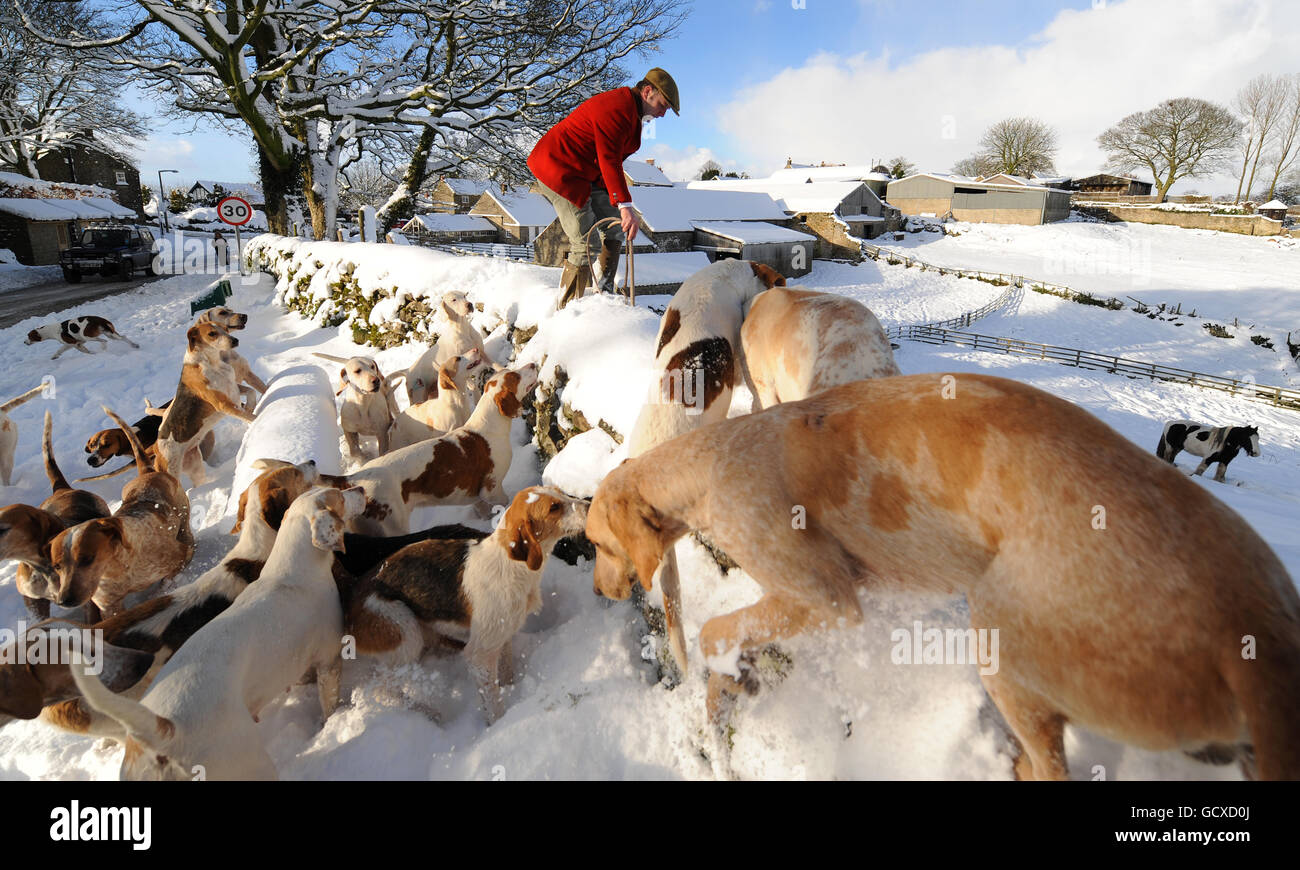 The Saltersgate Farmers Hunt leaves Lockton village on the North York ...