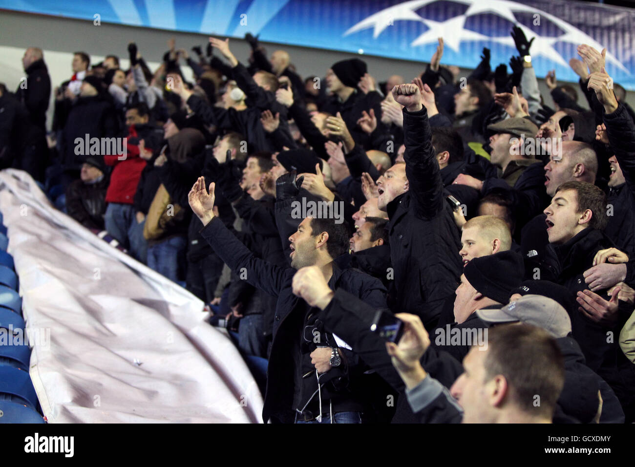 Football fans chanting abuse hi-res stock photography and images - Alamy