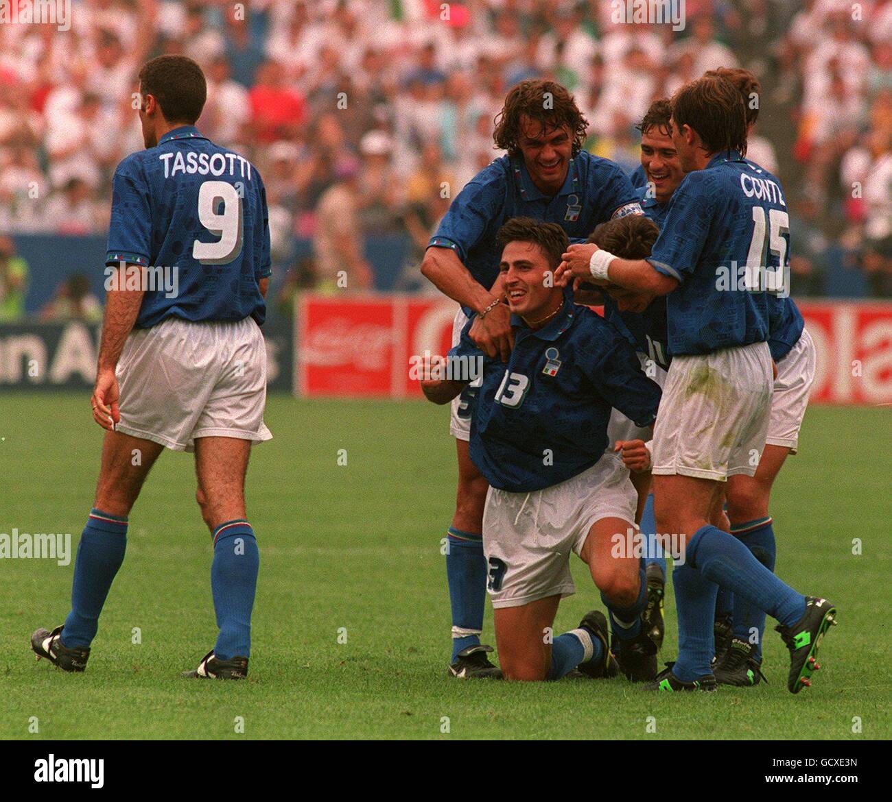 Italy celebrate after Baggio's goal against Spain Stock Photo - Alamy