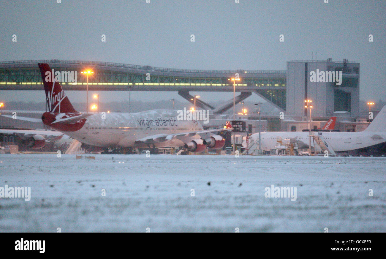 Gatwick airport snow hi-res stock photography and images - Alamy