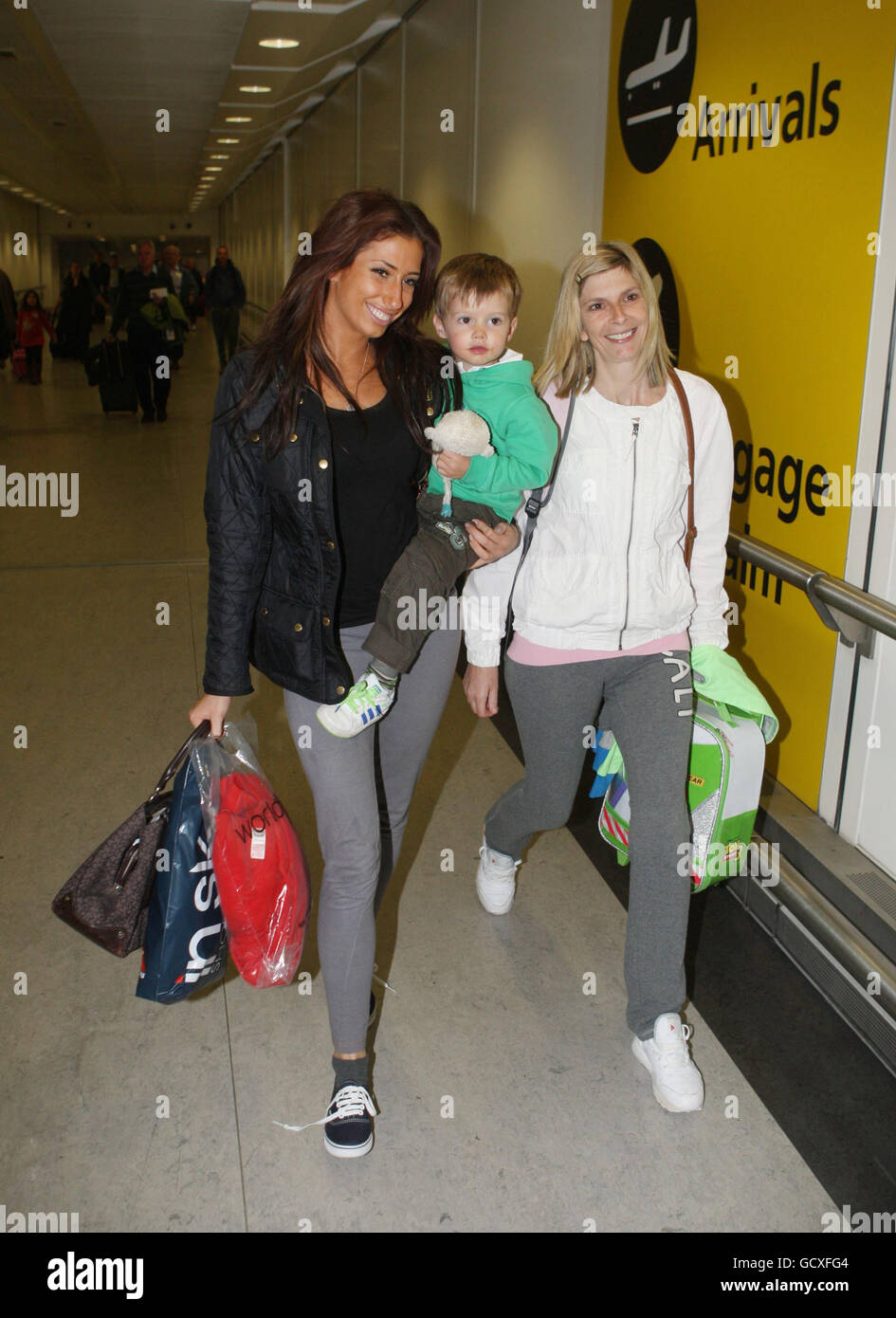 Stacey solomon son zachary mother fiona right arrives heathrow airport ...
