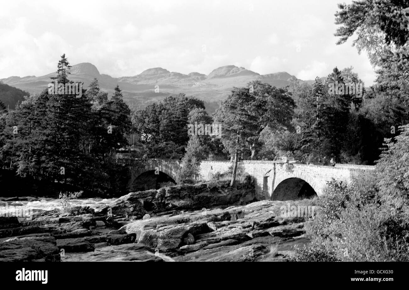 Buildings and Landmarks - Perthshire. River Dochart and bridge ...