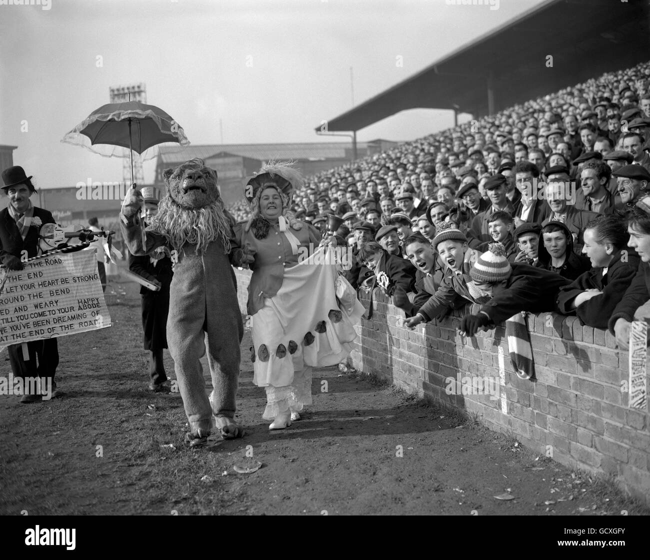 1950s soccer fans hi-res stock photography and images - Alamy